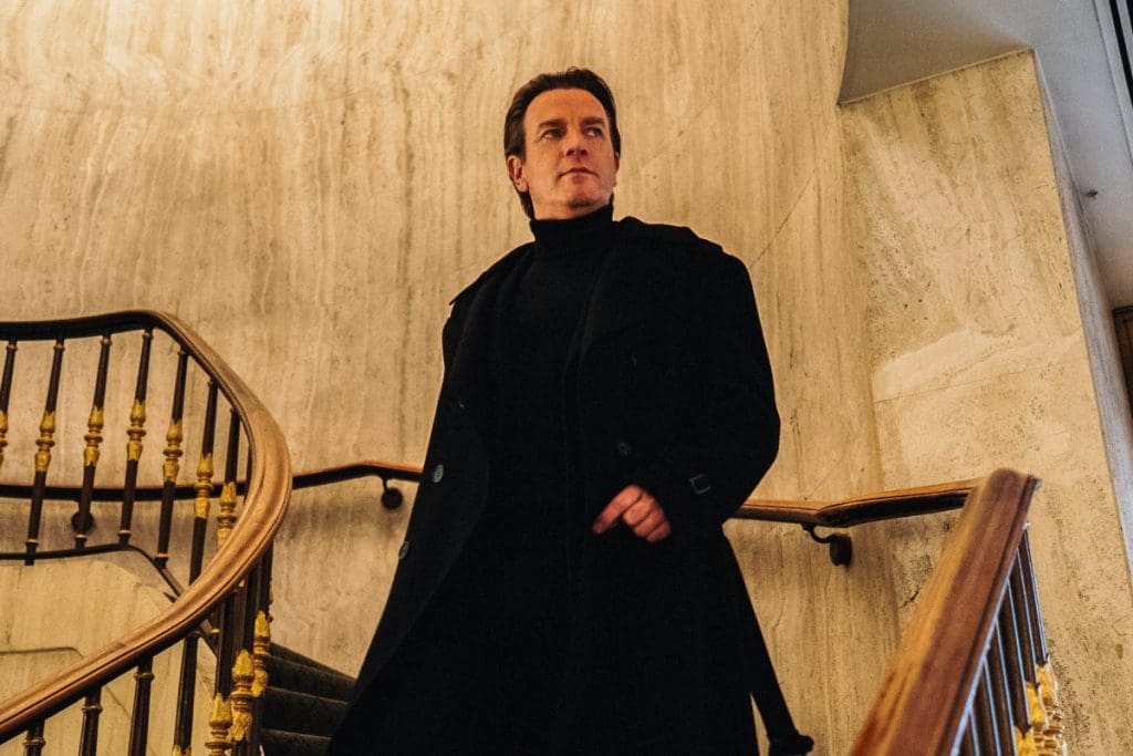 Crítica: 'Halston' es un biopic más que correcto, pero lejos de la ...